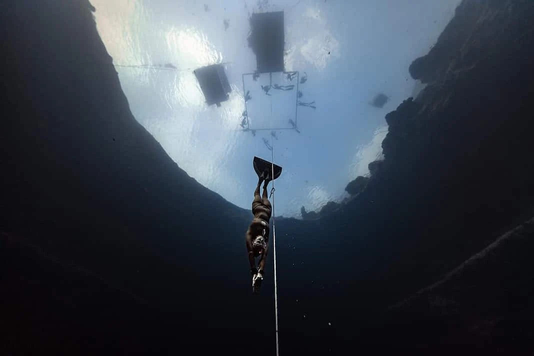 Exploring the Depths: Vertical Blue Freediving – Spinnaker Watches